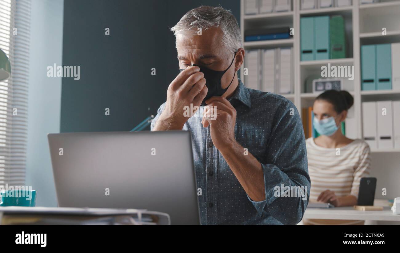 Worker wearing a cloth mask hi-res stock photography and images - Alamy