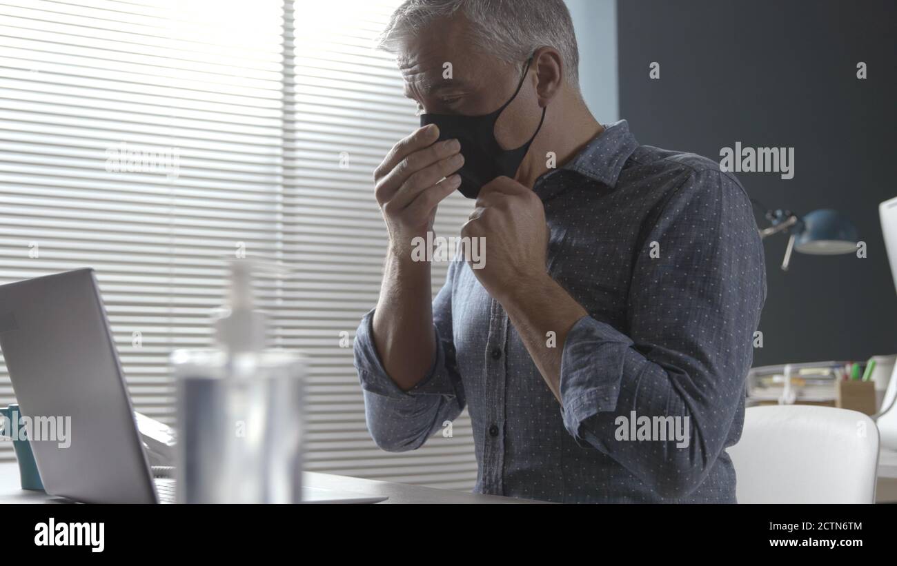 Worker wearing a cloth mask hi-res stock photography and images - Alamy