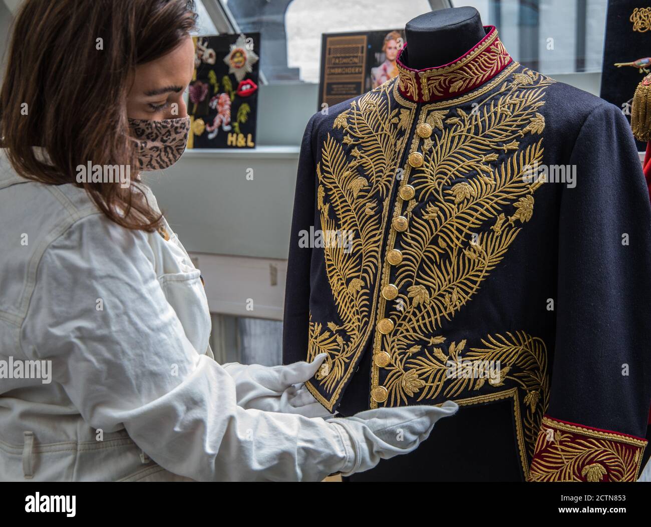 Members of the gentlemen at arms hi-res stock photography and images ...