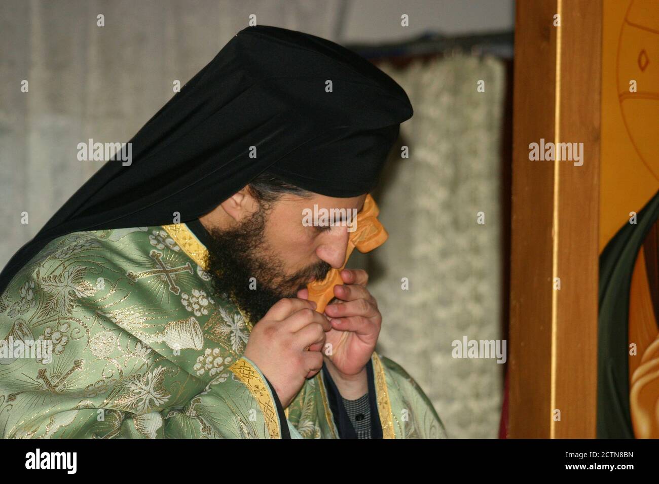 Priest kissing cross hi-res stock photography and images - Alamy