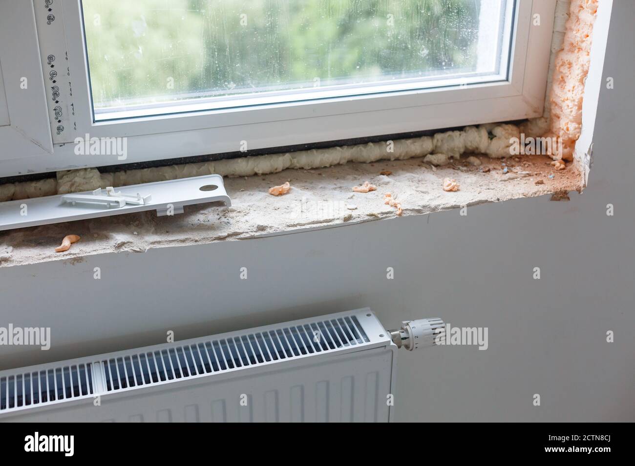 Applying putty window hi-res stock photography and images - Alamy