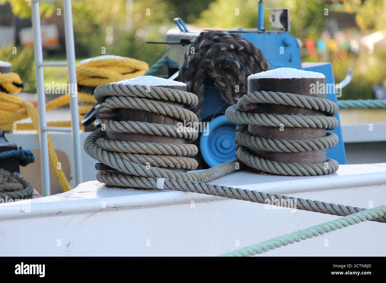 Closeup of mooring ropes holding boats and yachts Stock Photo - Alamy