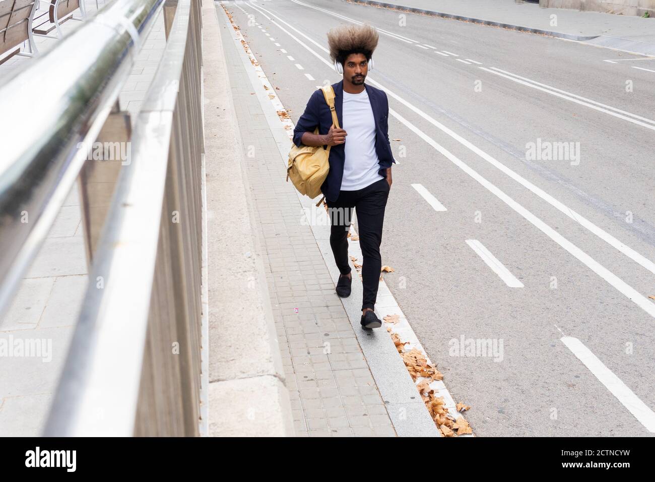 African walking hi-res stock photography and images - Alamy