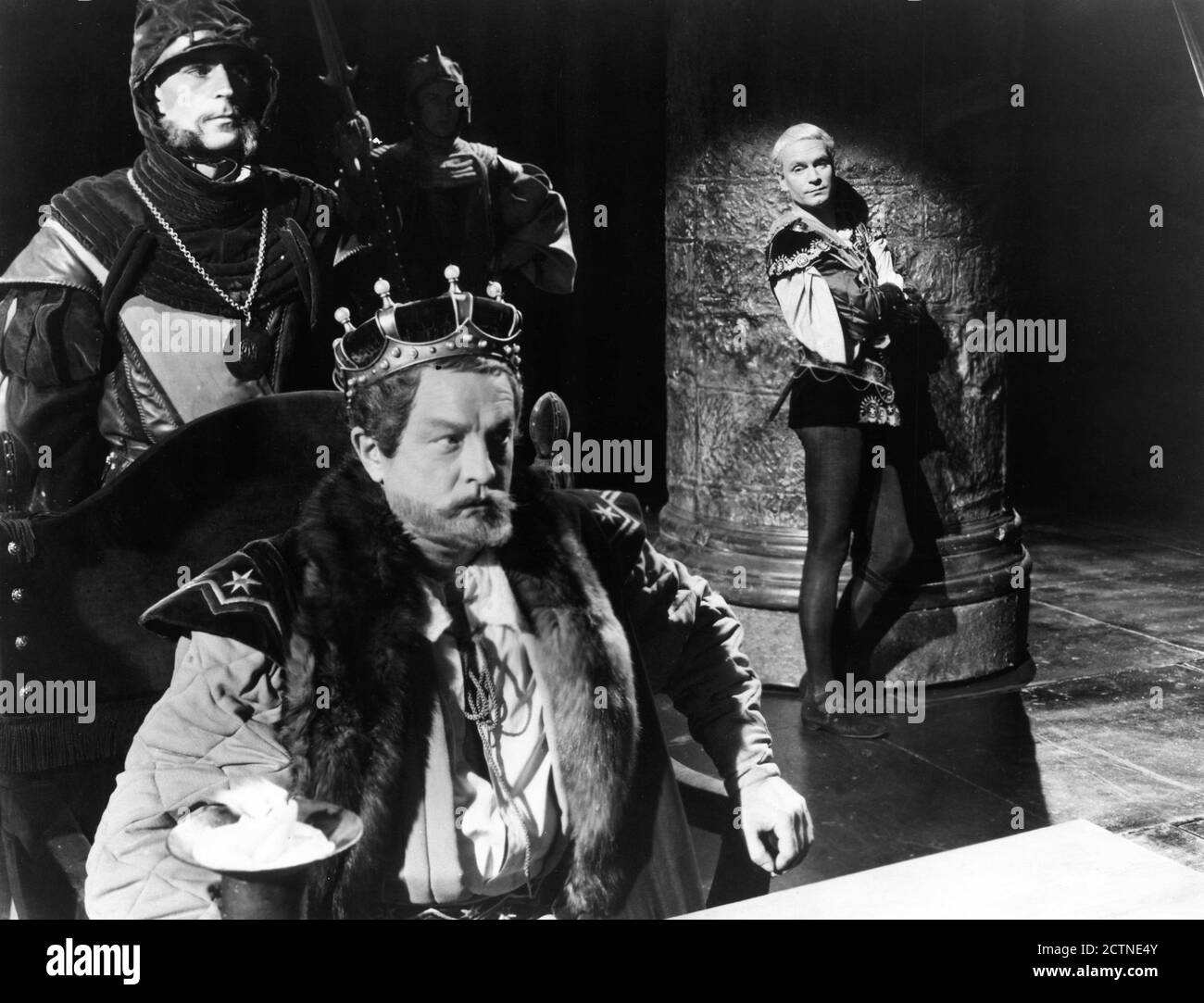 BASIL SYDNEY and LAURENCE OLIVIER in the Play Scene in HAMLET 1948 ...