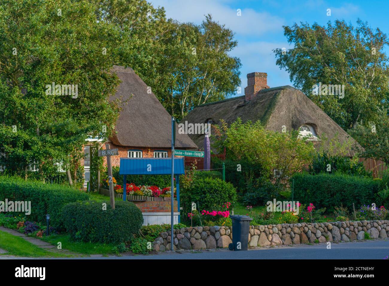 Traditional thatched roof farm house hi-res stock photography and ...