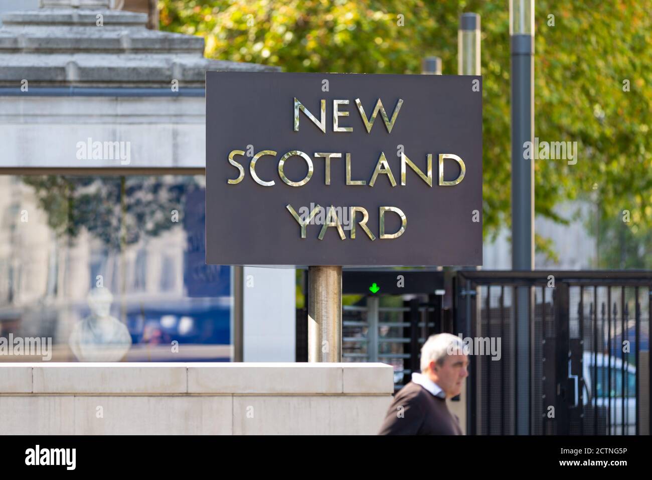 New scotland yard sign hi-res stock photography and images - Alamy