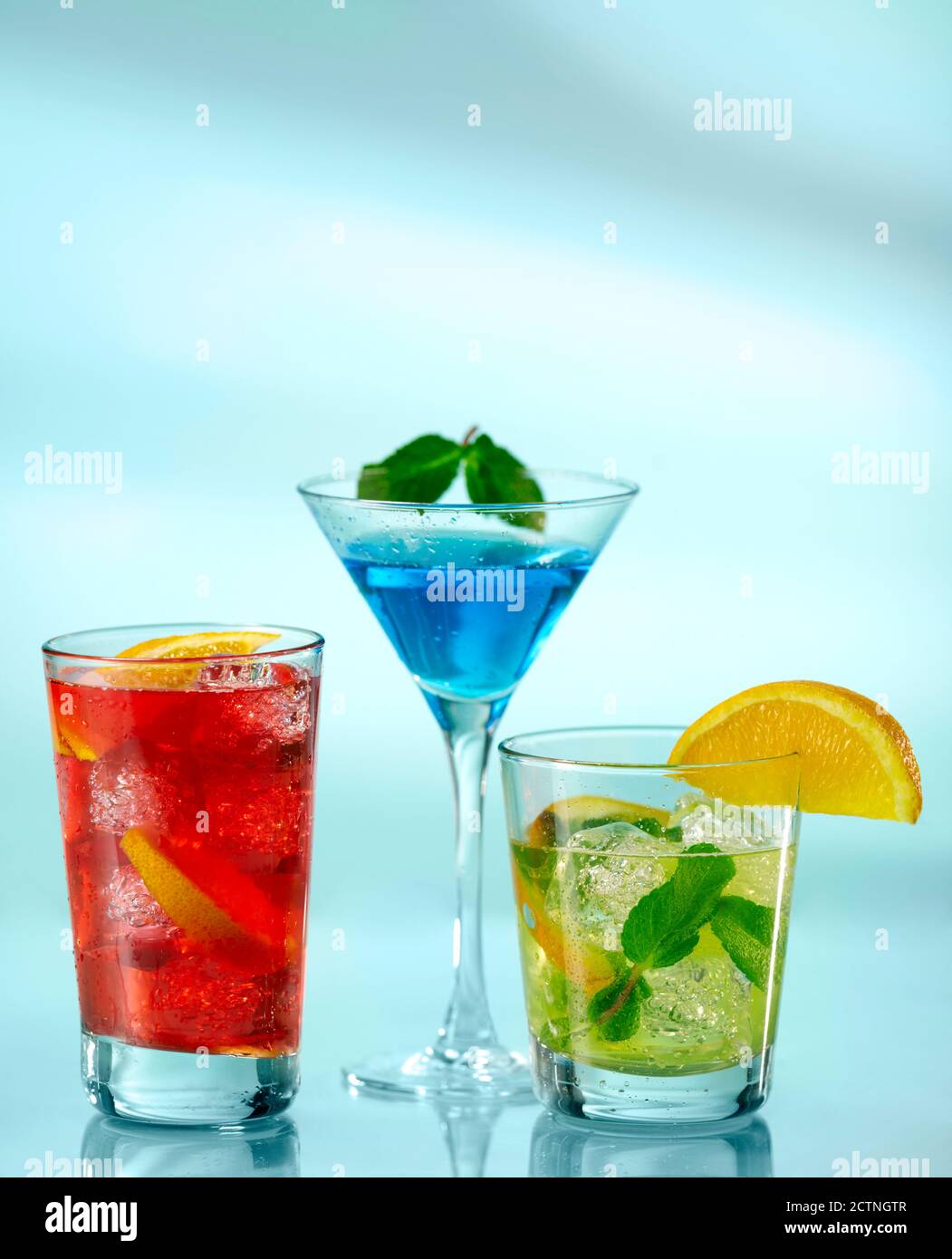 Cocktails with ice Stock Photo - Alamy