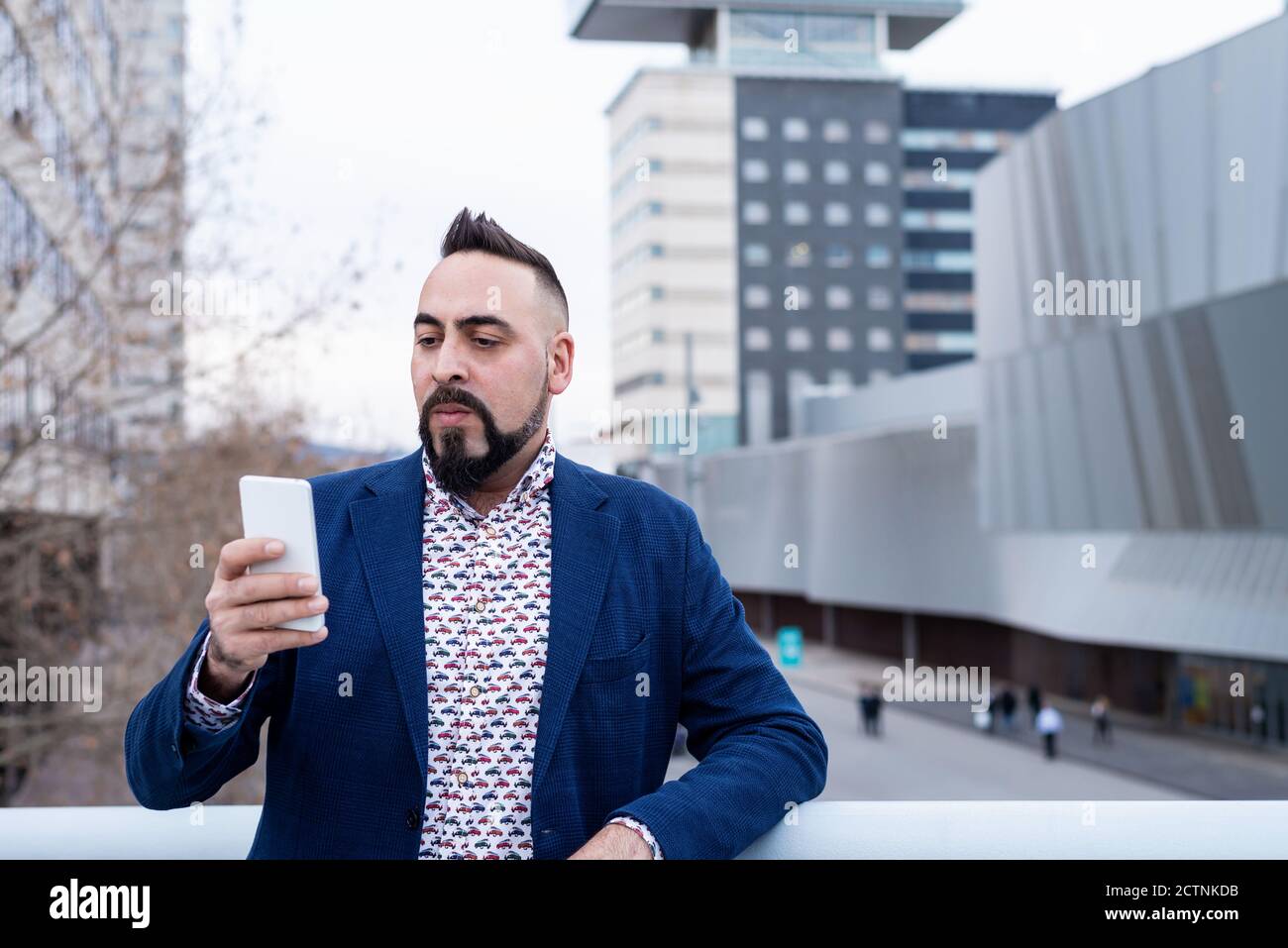 Man leaning on a railing hi-res stock photography and images - Alamy