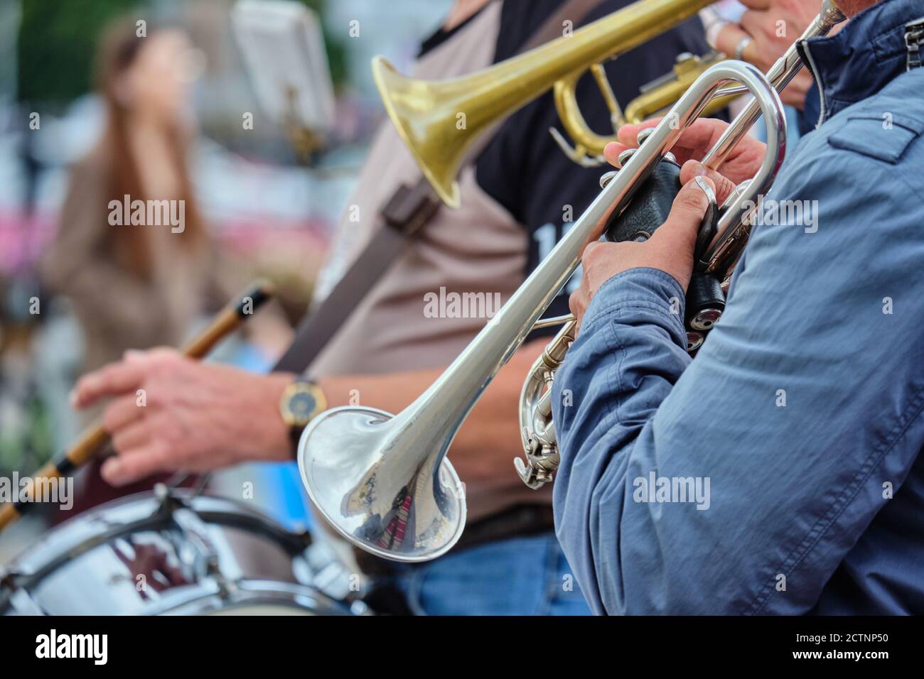 Folk musician onstage hi-res stock photography and images - Alamy