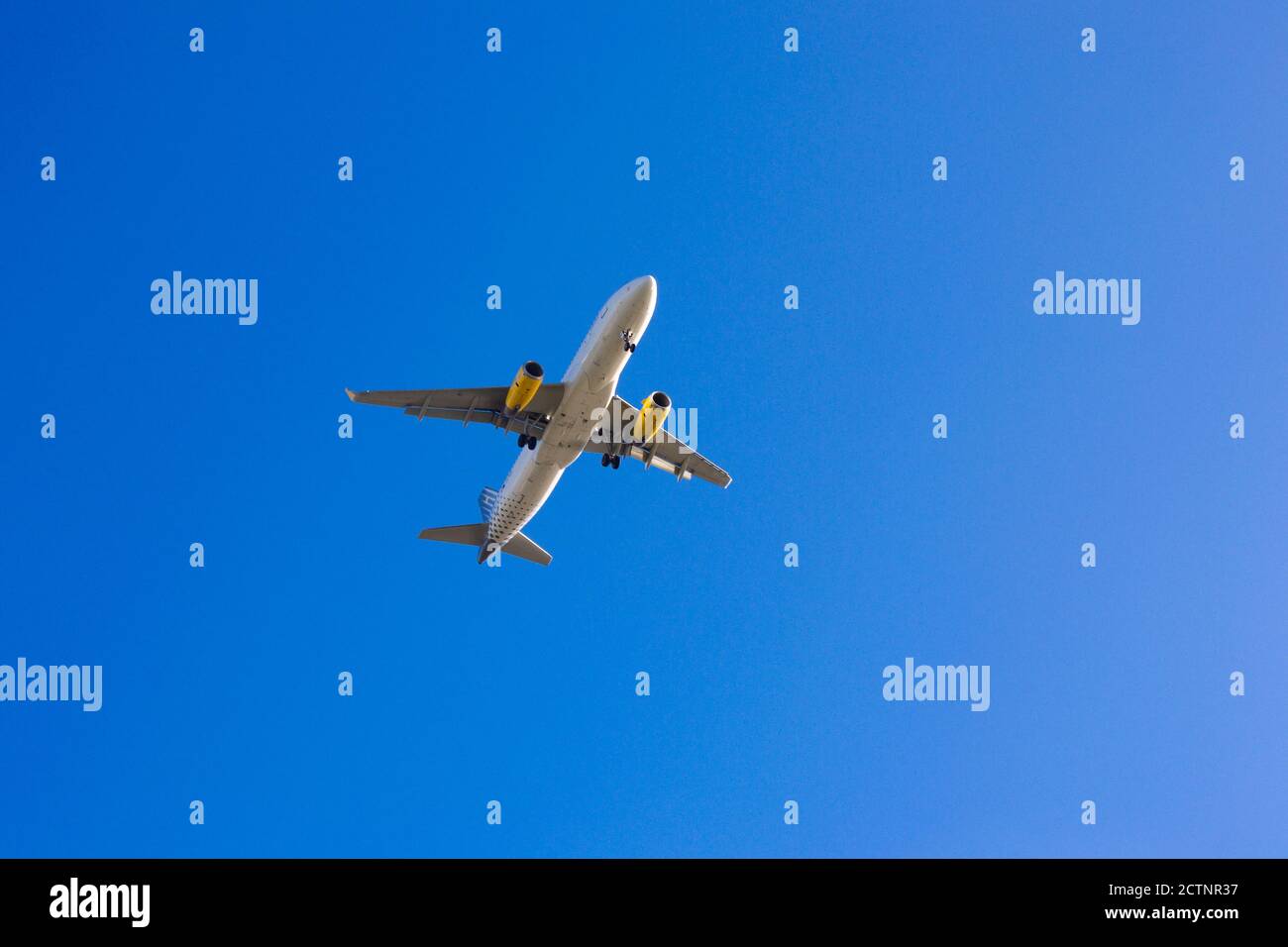 Plane flying over head hi-res stock photography and images - Alamy