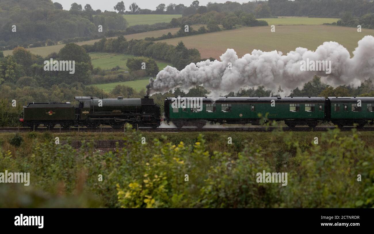 The SR V Schools class steam locomotive Cheltenham makes its way along ...
