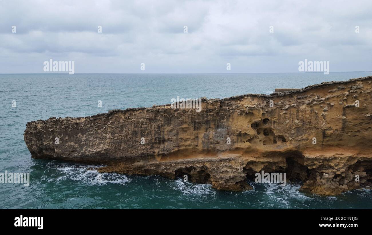 Splashing against rock hi-res stock photography and images - Alamy