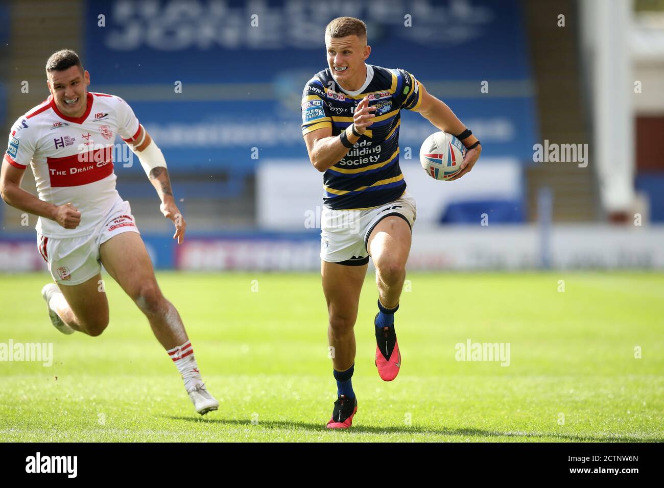 Leeds rhinos ash handley runs hi-res stock photography and images - Alamy