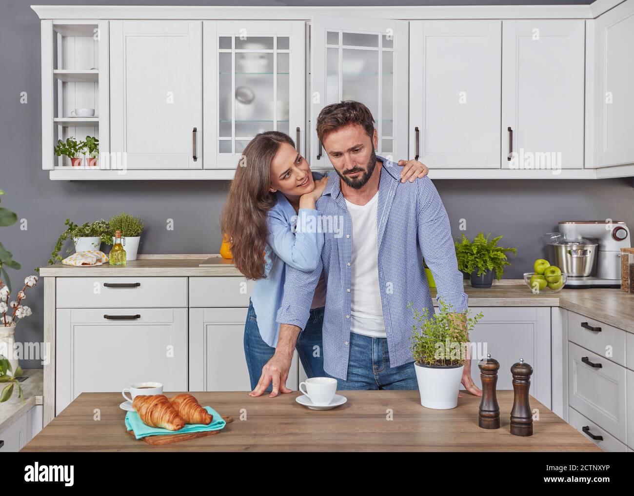 Upset young couple in the kitchen Stock Photo - Alamy
