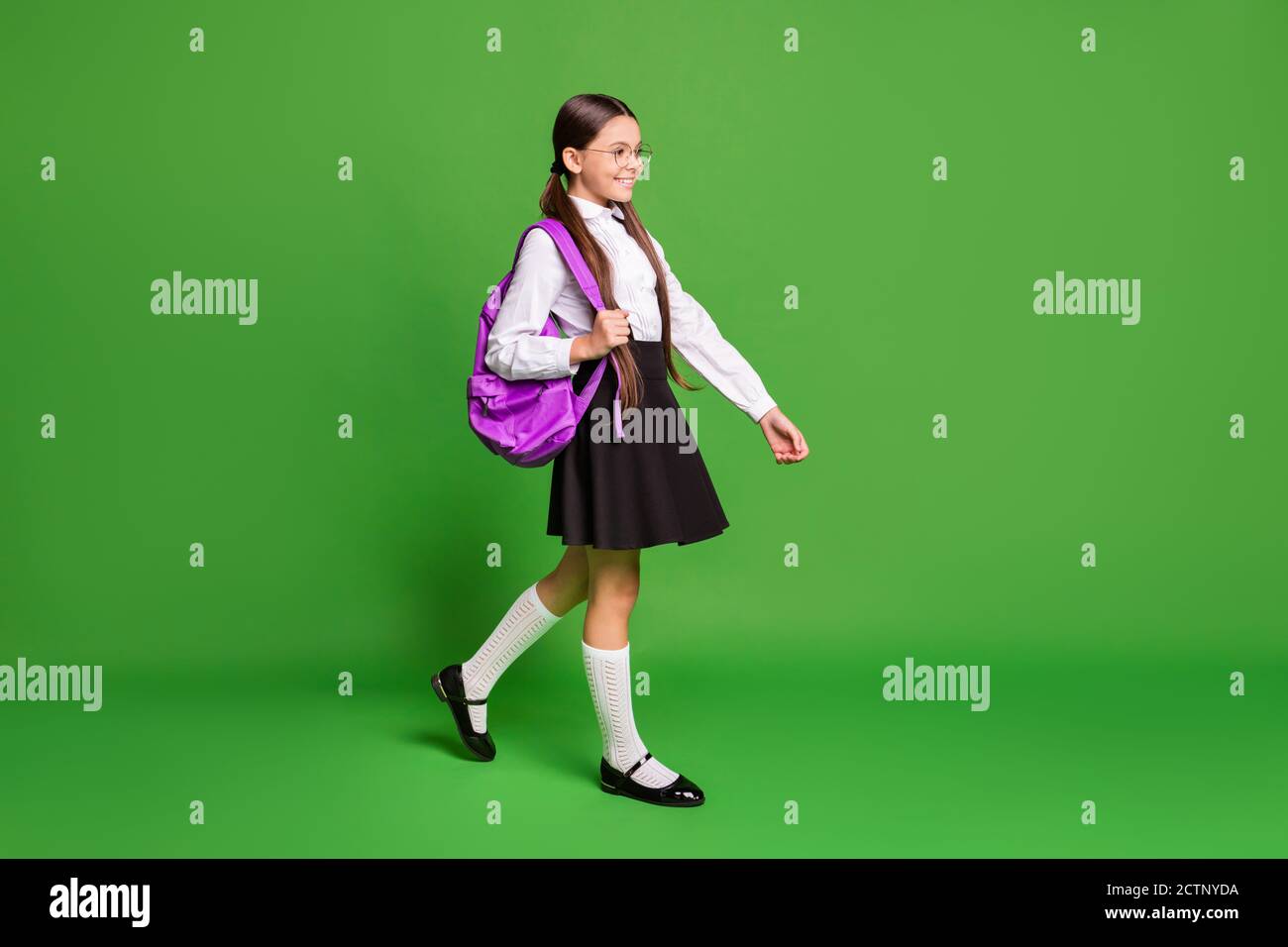 Photo portrait of girl walking forward with pink bag on one shoulder ...