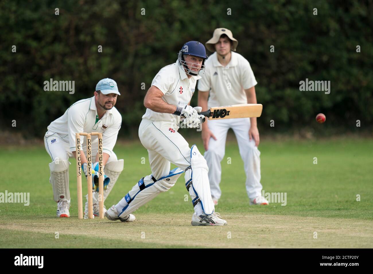 Left handed batsman hi-res stock photography and images - Alamy