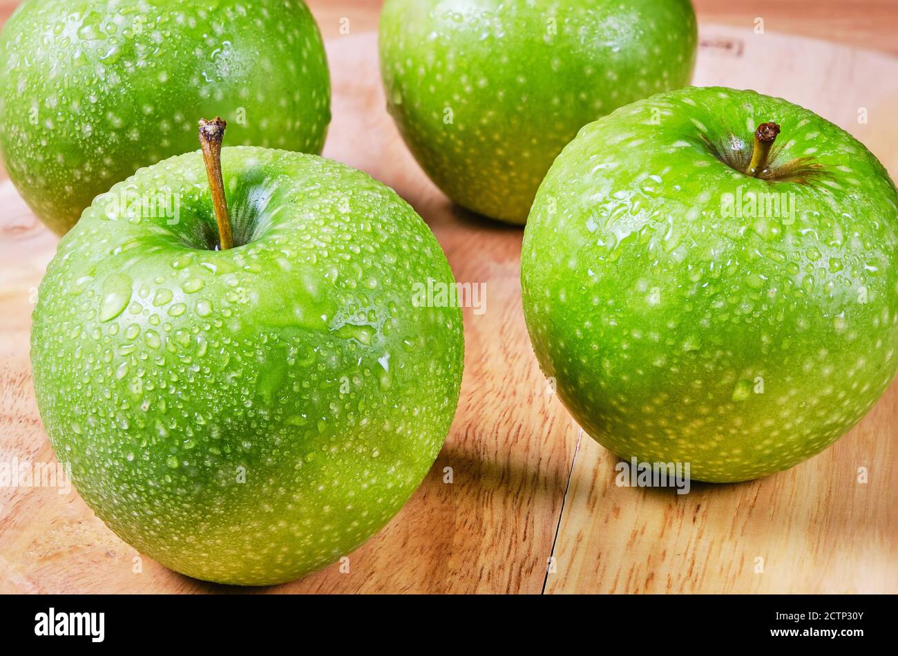 Four apples on table hi-res stock photography and images - Alamy