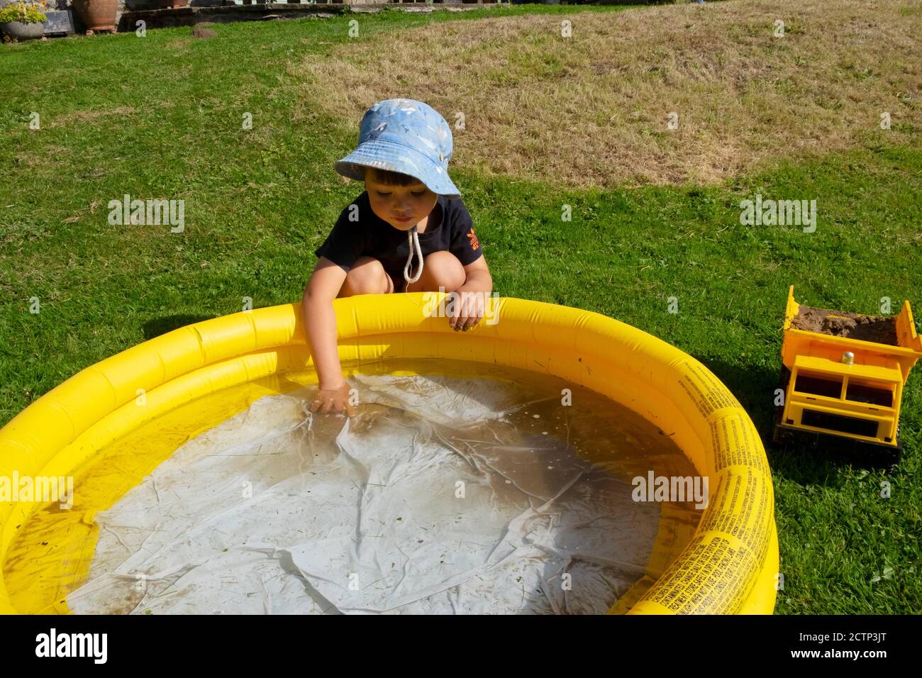 Asian children playing with water hi-res stock photography and images ...
