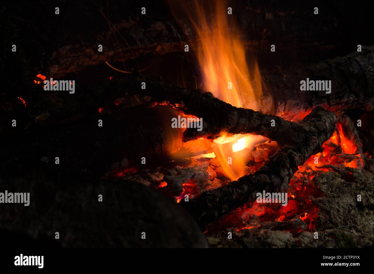 embers burn down in a hardwood fire Stock Photo - Alamy