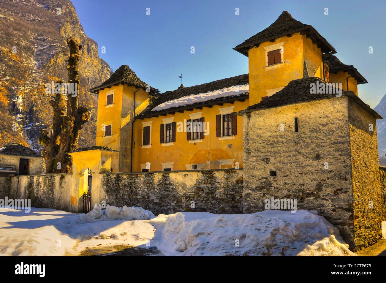 Rustic castle hi-res stock photography and images - Alamy