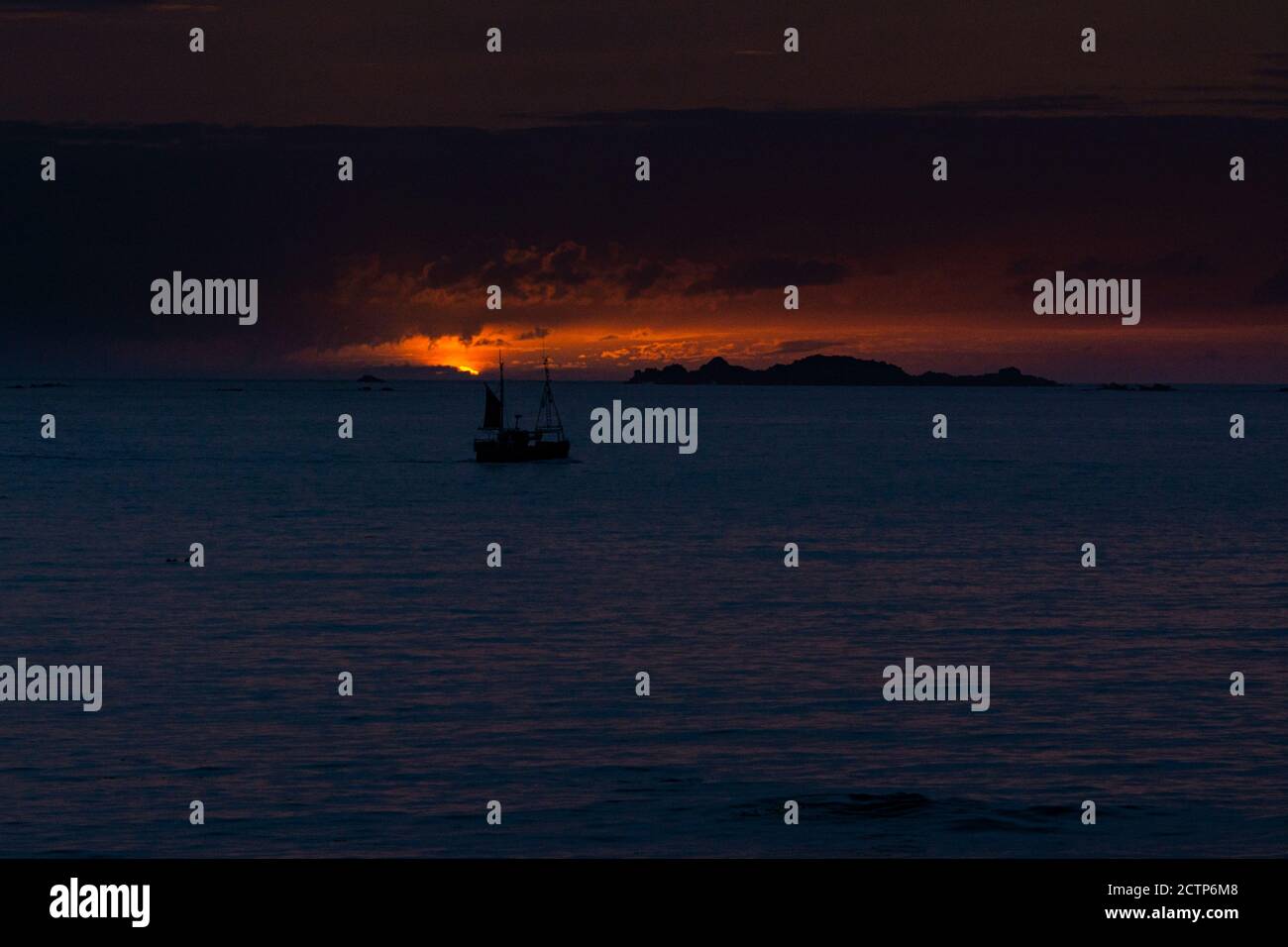 Isles of scilly silhouette hi-res stock photography and images - Alamy