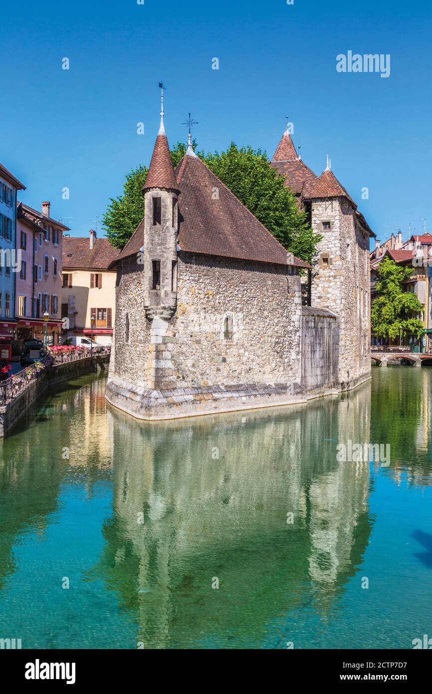 French medieval 12th century architecture hi-res stock photography and ...