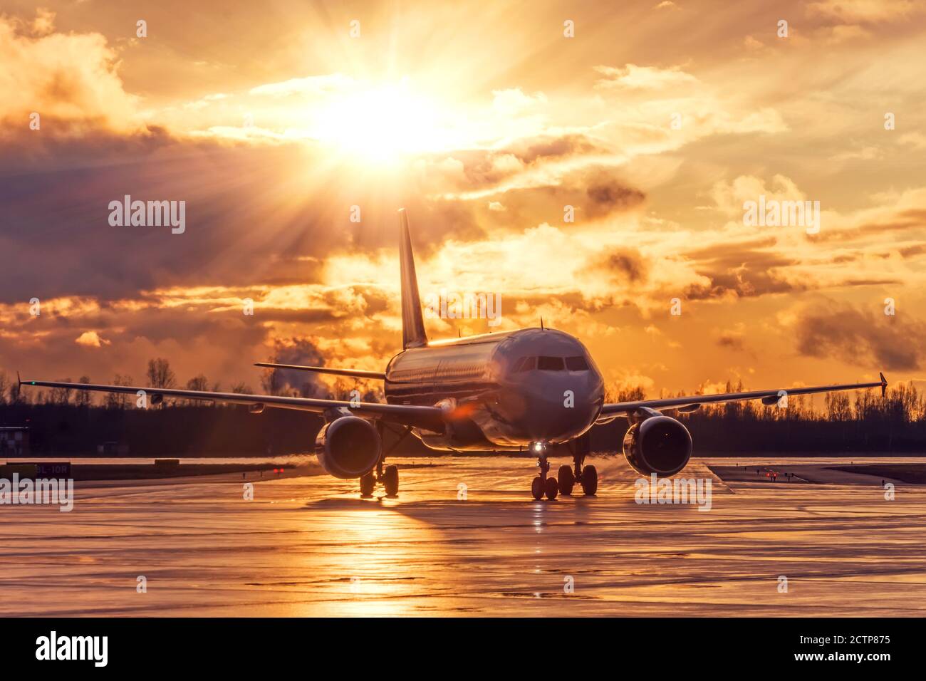 Sunshine on aircraft wing hi-res stock photography and images - Alamy