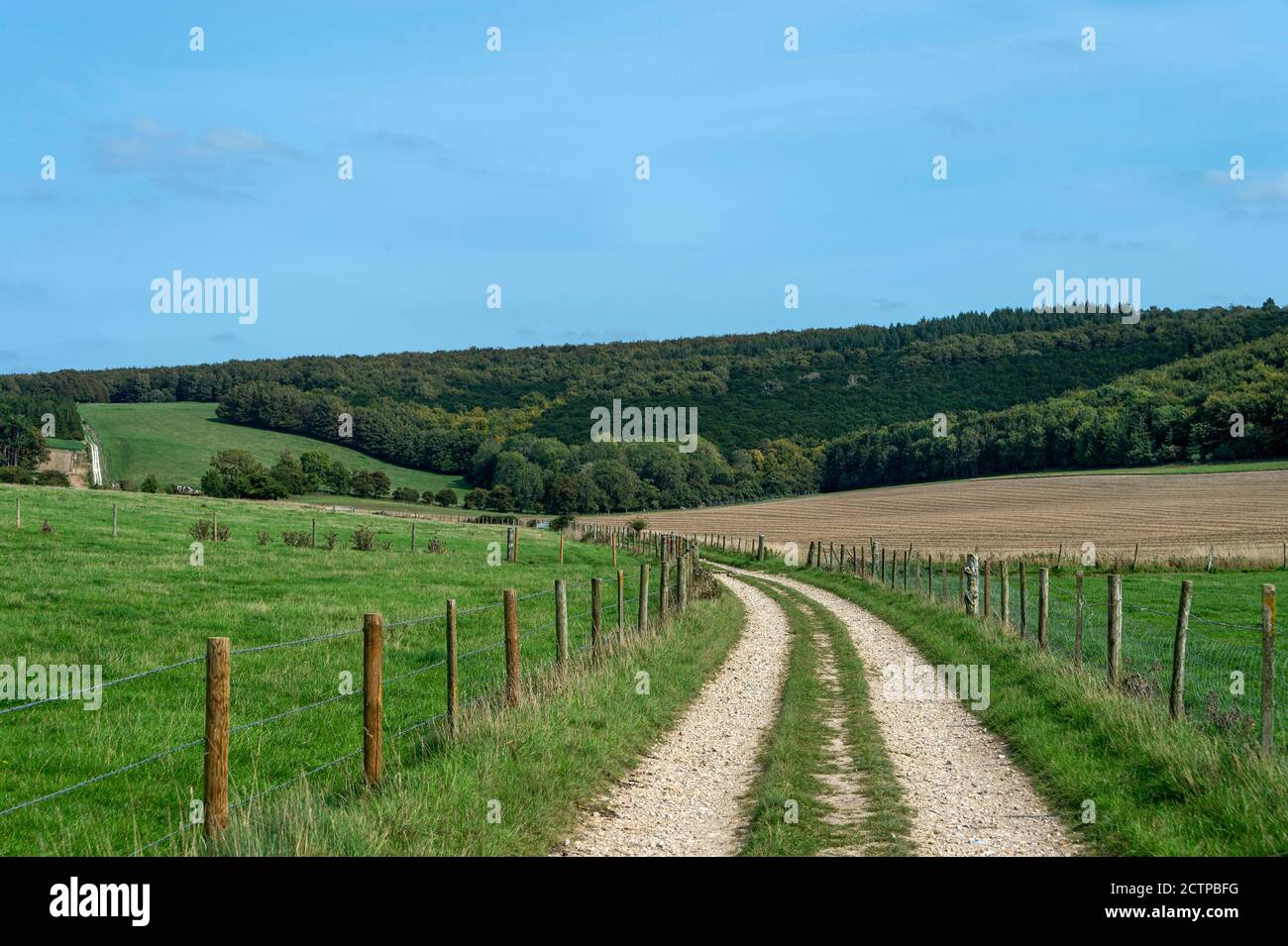 Rolling hills countryside hi-res stock photography and images - Alamy