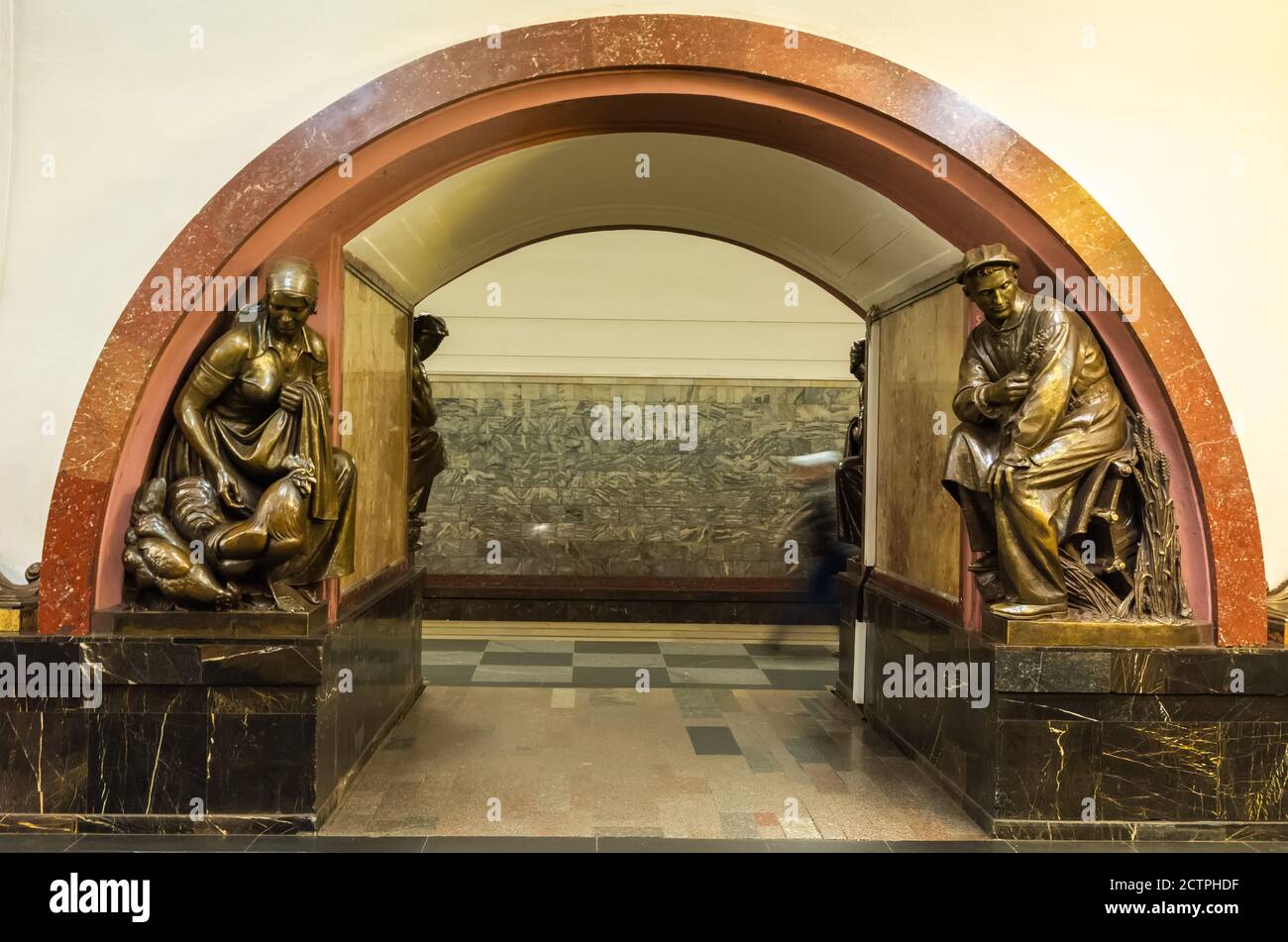 Moscow station bronze statues hi-res stock photography and images - Alamy