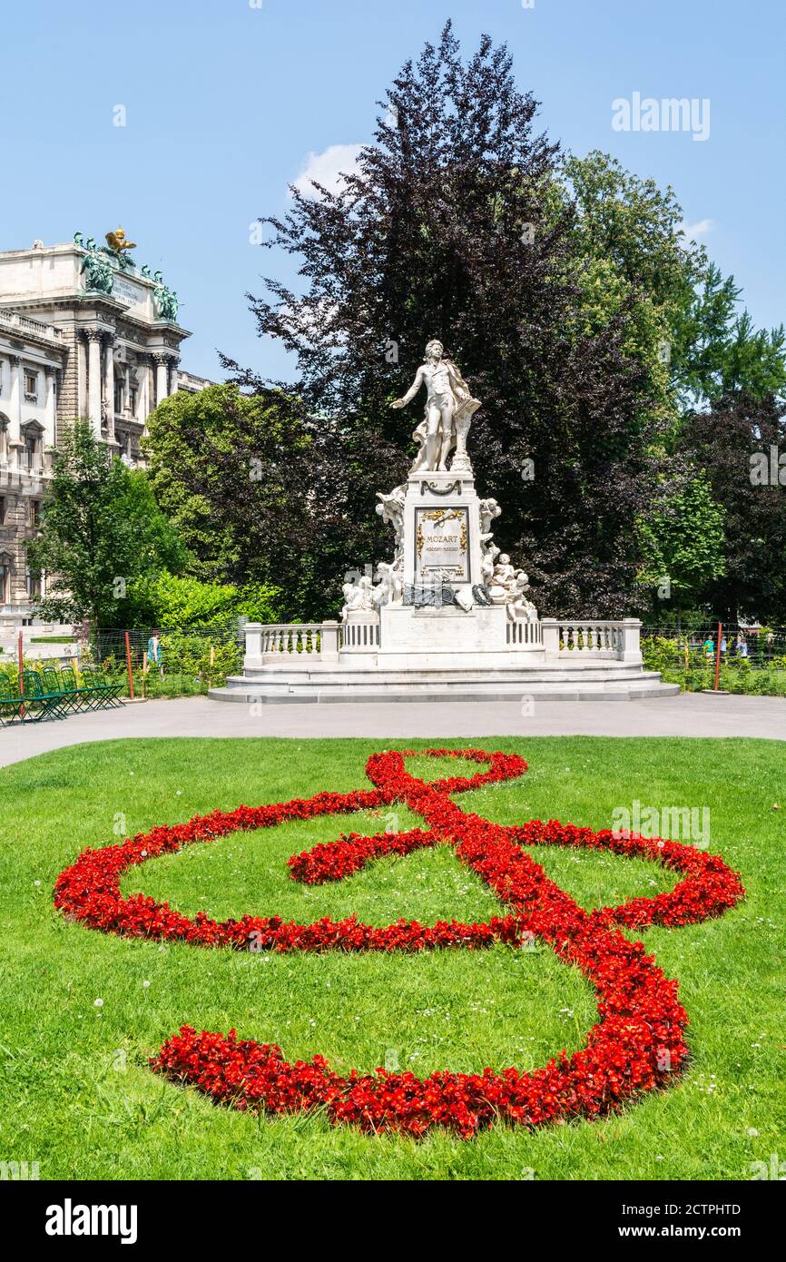 Viennese monument hi-res stock photography and images - Alamy