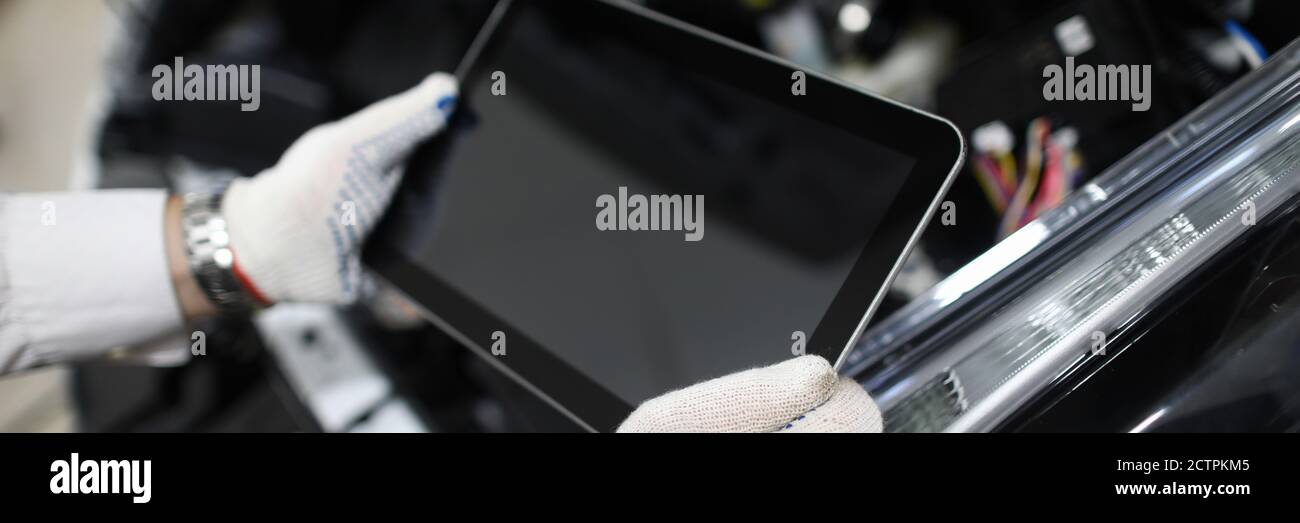 Mechanic holding tablet to diagnose auto condition Stock Photo - Alamy