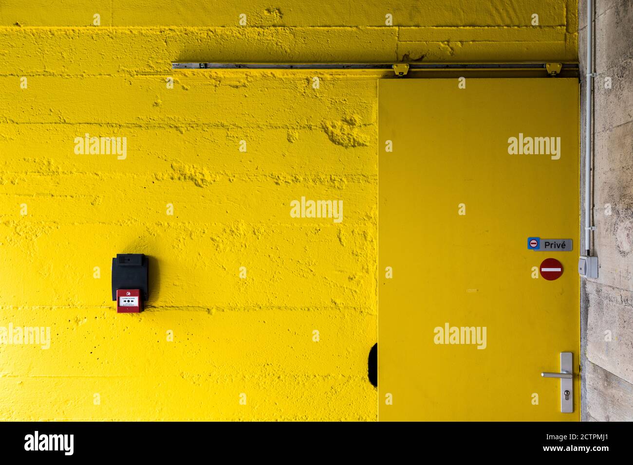 Vivid yellow painted internal wall and door Stock Photo - Alamy