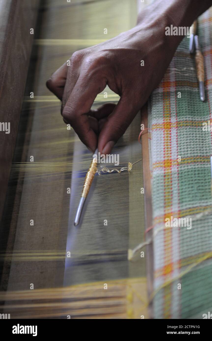 Sari loom hi-res stock photography and images - Alamy