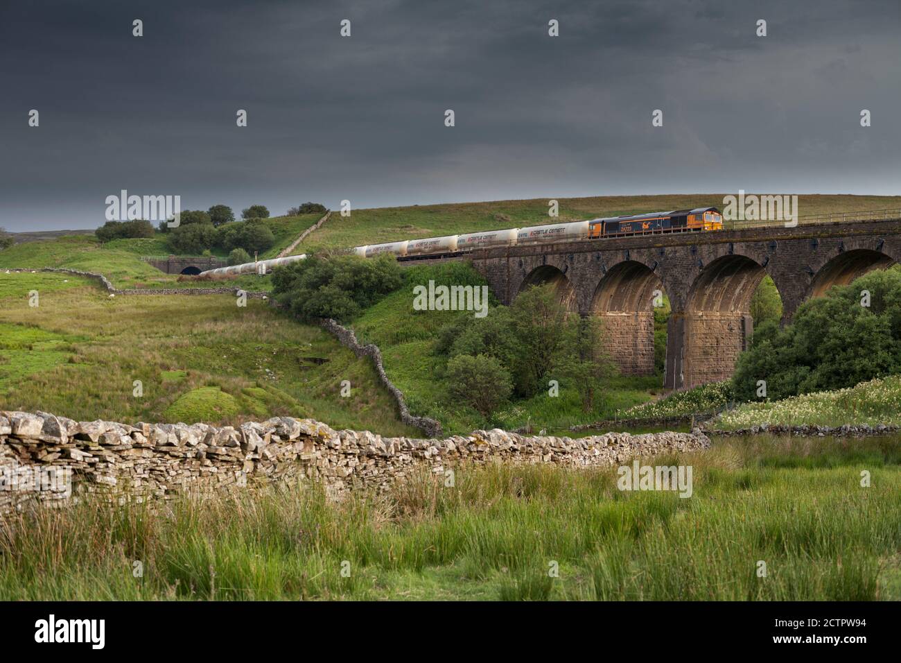 GB Railfreight Class 66 locomotive 66723 crossing Lunds Viaduct ...