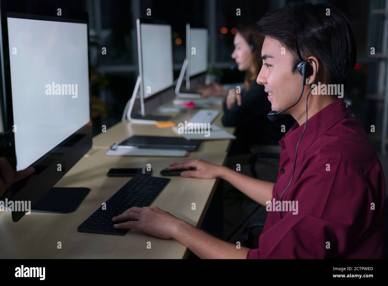 Woman helping call center agent hi-res stock photography and images - Alamy