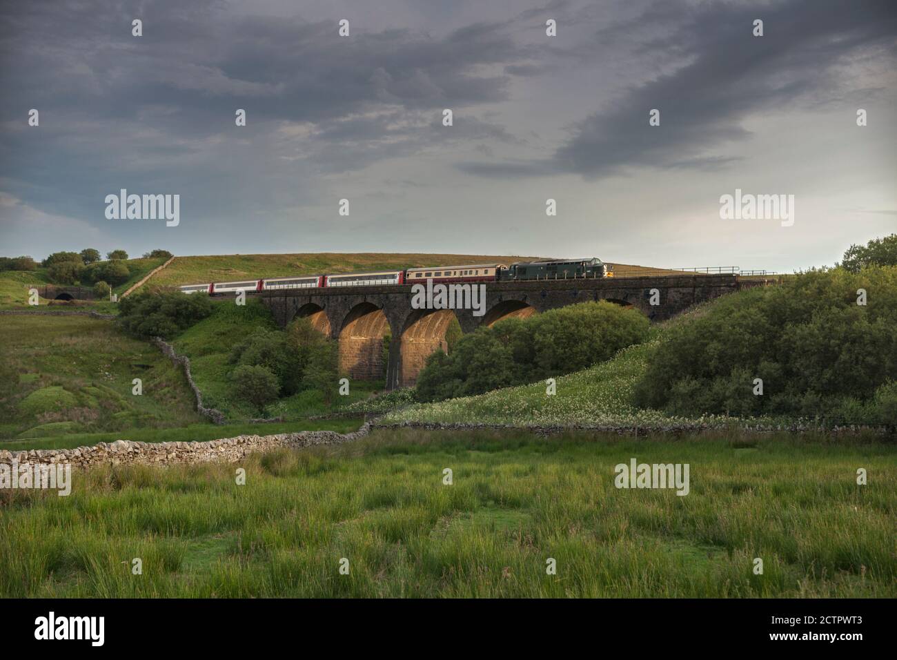 Class 37 locomotive 37521 crossing Lunds Viaduct (Garsdale) on the ...