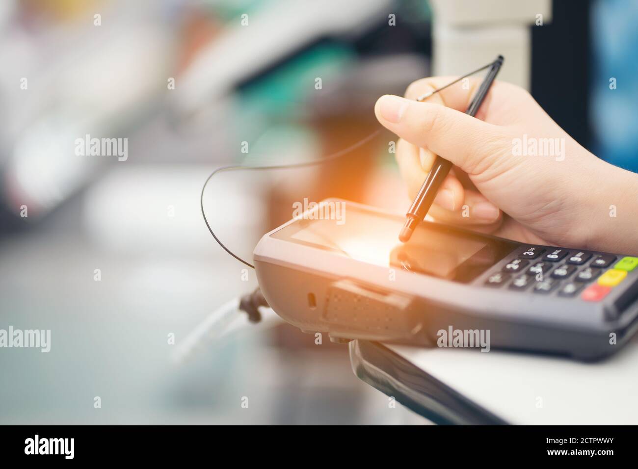 Signing credit card receipt hi-res stock photography and images - Alamy