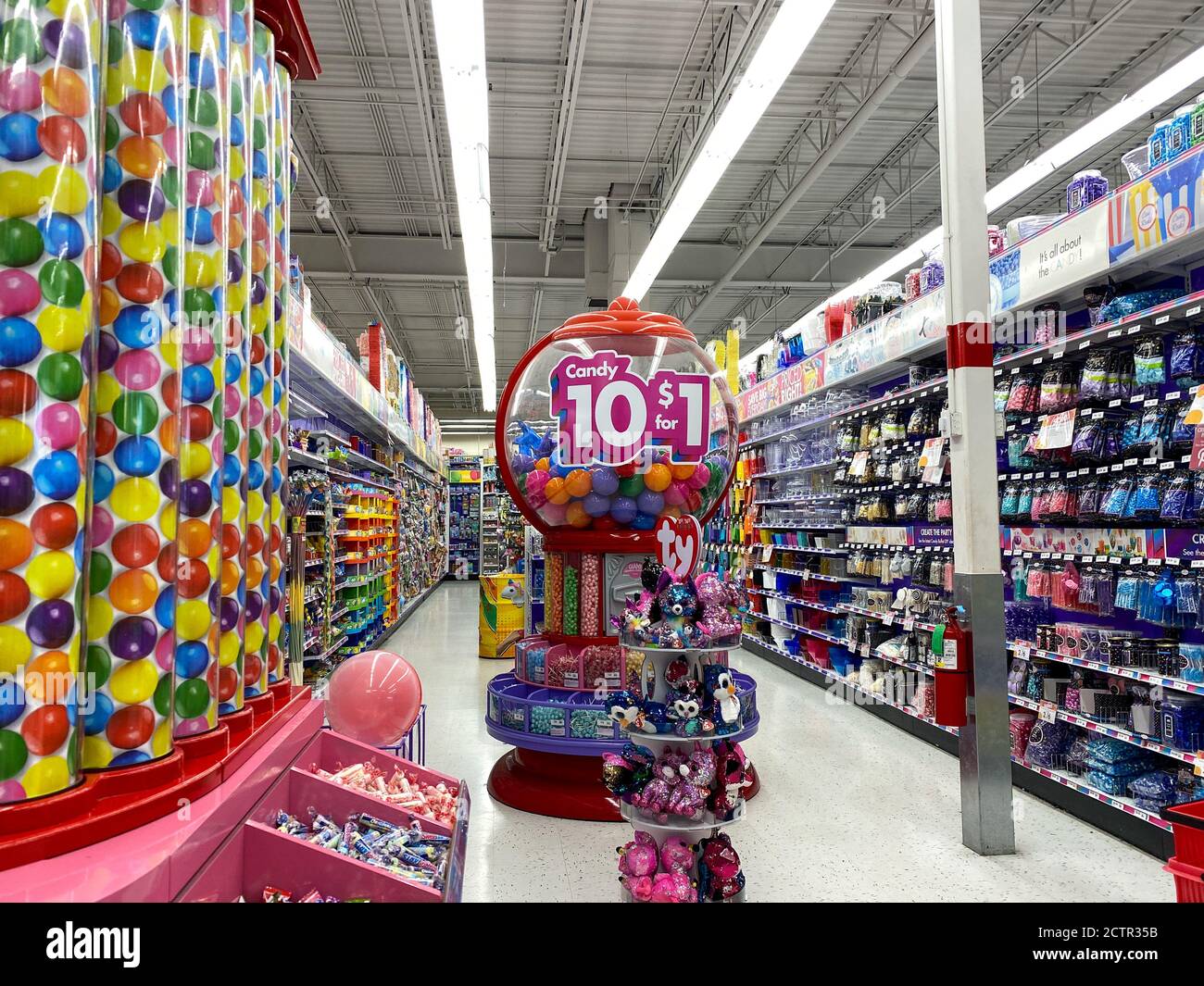 Candy food aisle in grocery store hi-res stock photography and images ...
