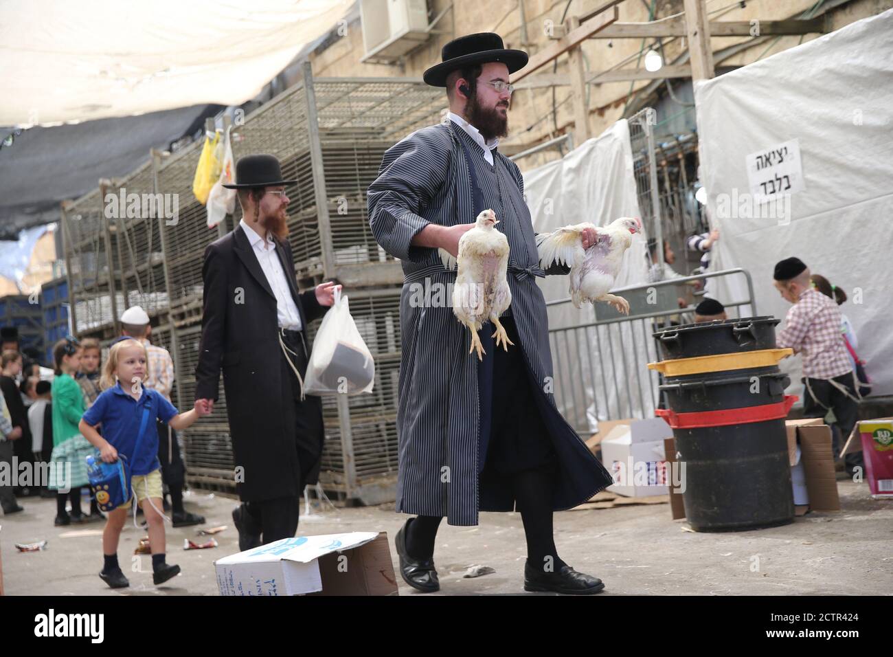 Jerusalem, Mea Shearim in Jerusalem. 24th Sep, 2020. An Ultra-Orthodox ...