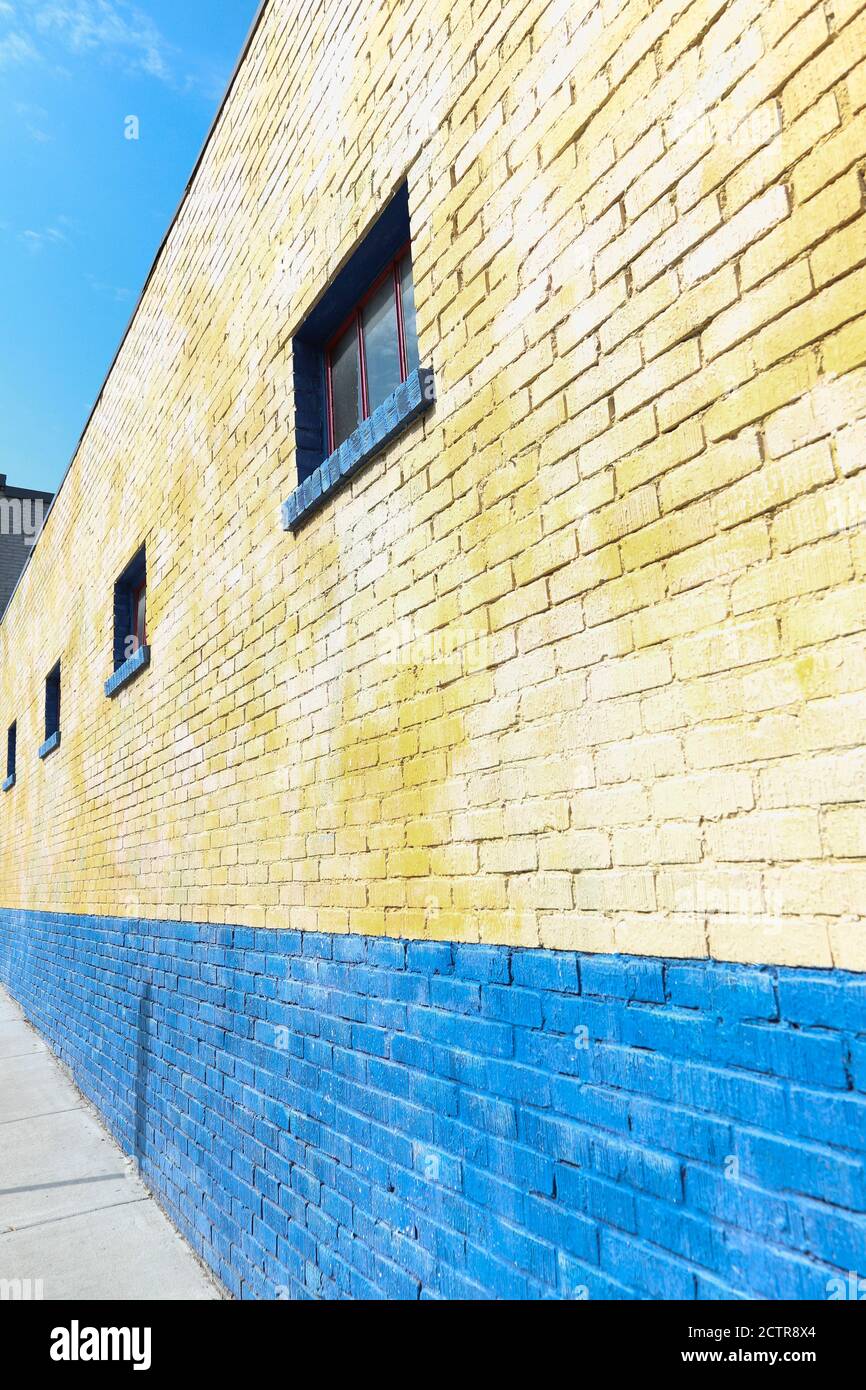 Yellow brick building hi-res stock photography and images - Alamy