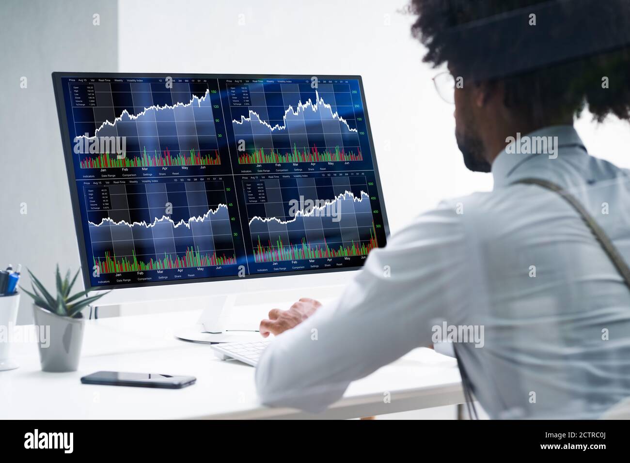 Trading desk with computers hi-res stock photography and images - Alamy