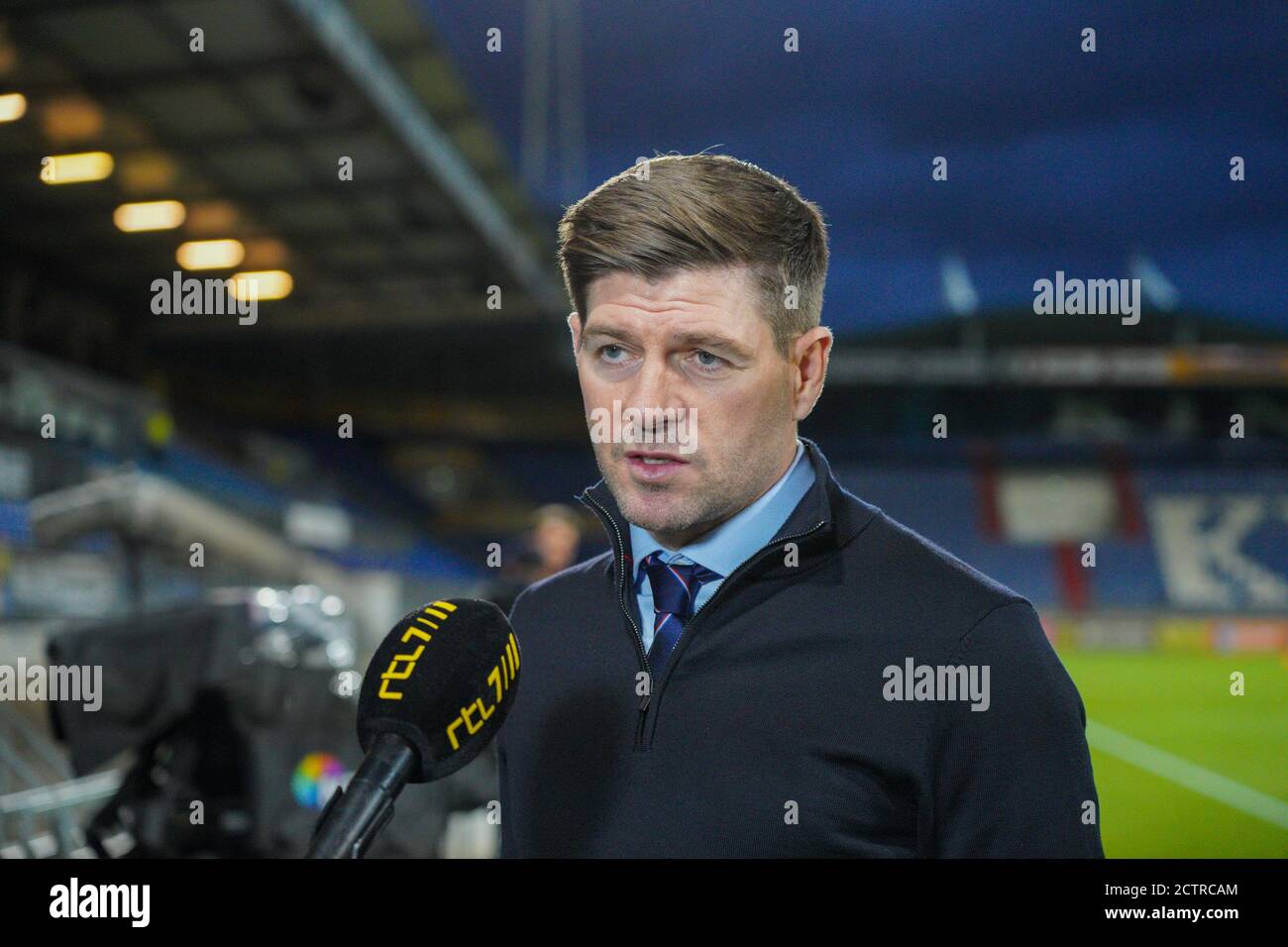TILBURG, NETHERLANDS - SEPTEMBER 24: trainer coach Steven Gerrard of ...