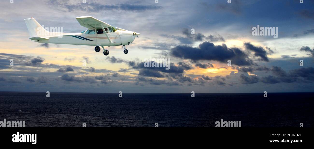 Single engine airplane flies hi-res stock photography and images - Alamy