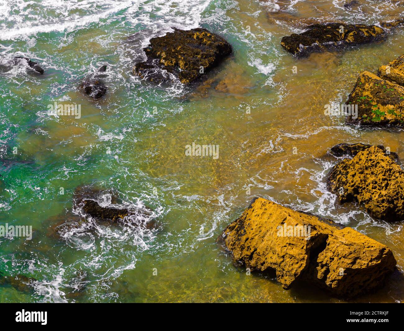 Clean water and brown rocks Stock Photo - Alamy