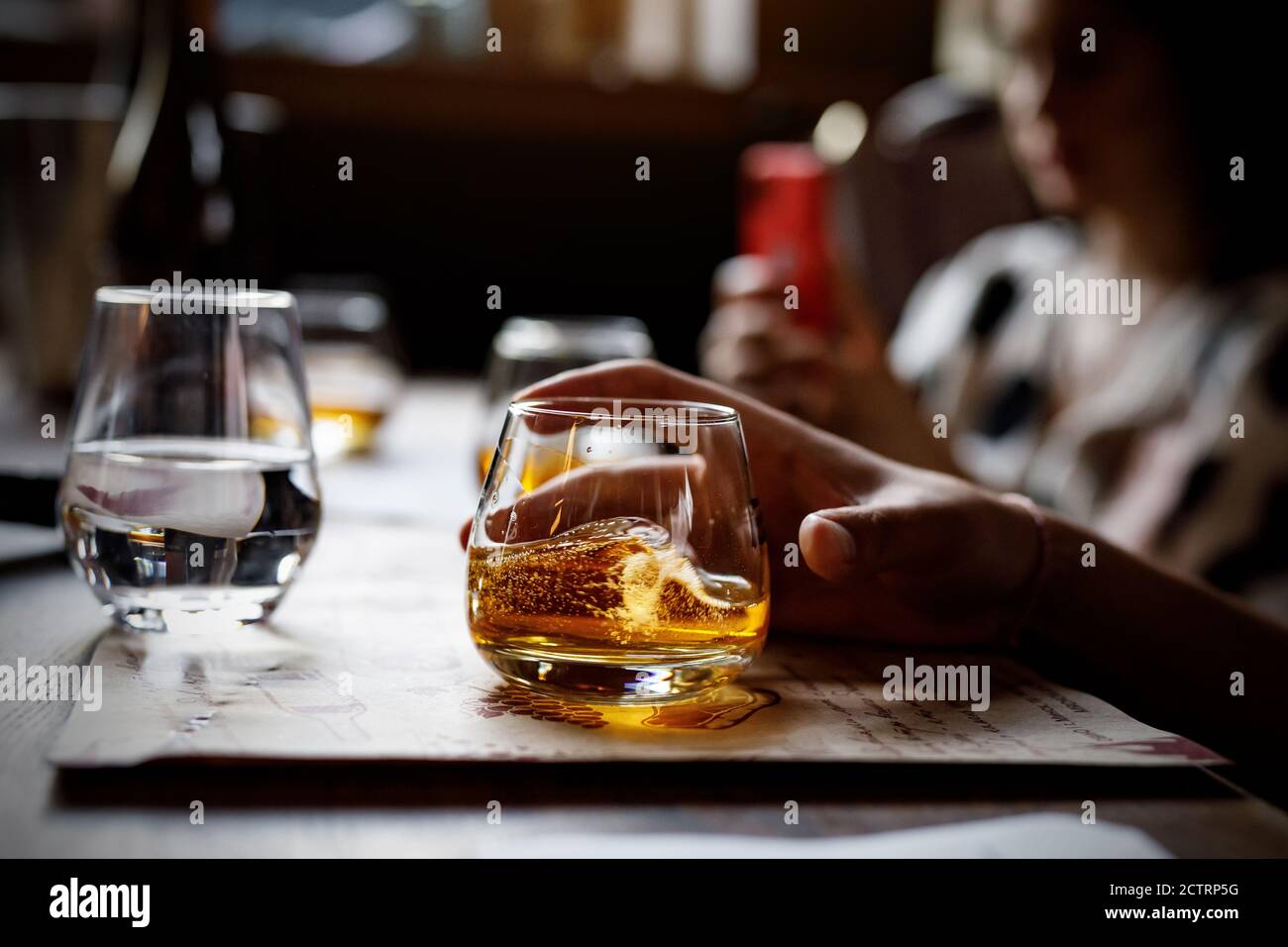 Scotch tasting hand hi-res stock photography and images - Alamy