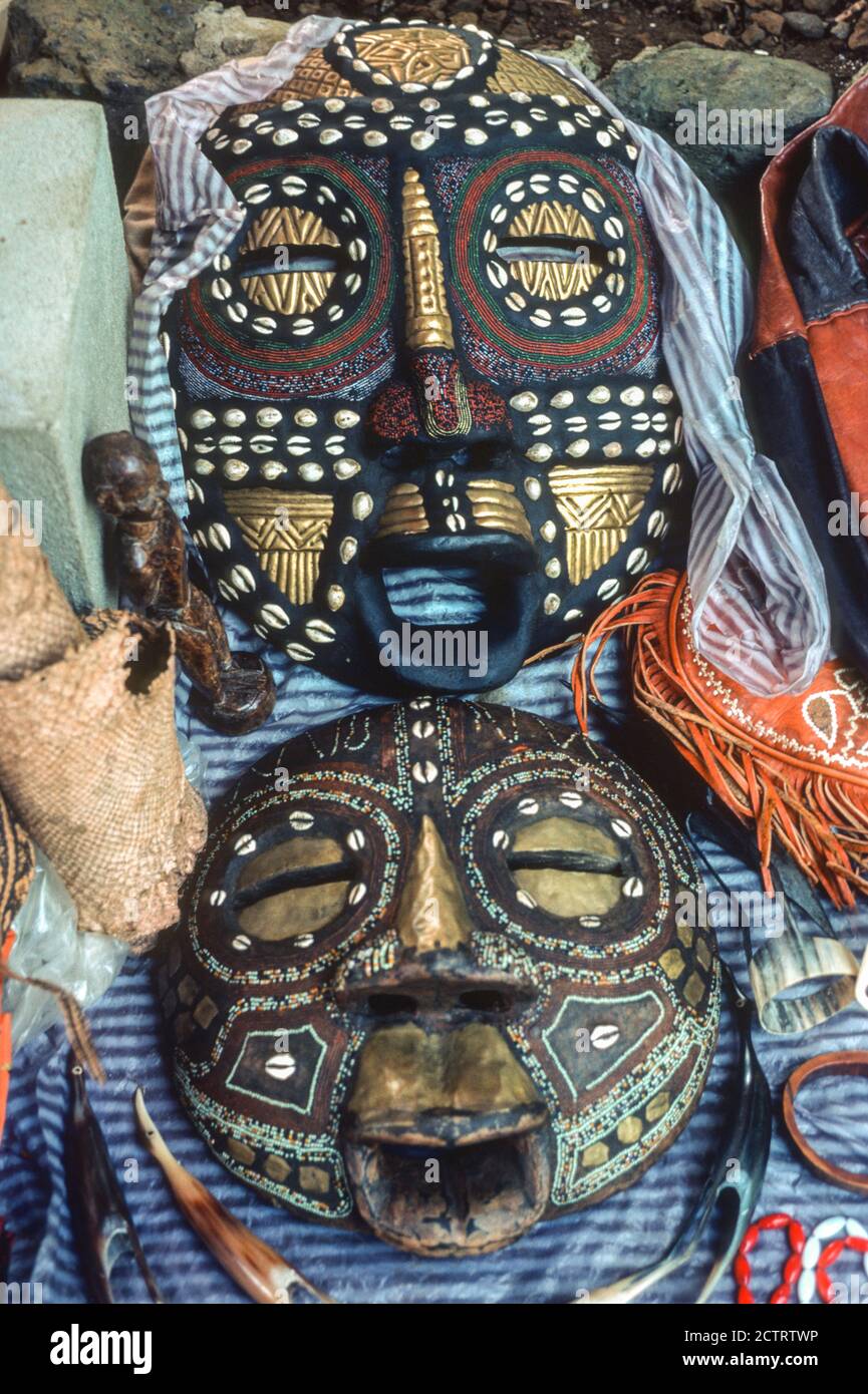 Cameroun mask hi-res stock photography and images - Alamy