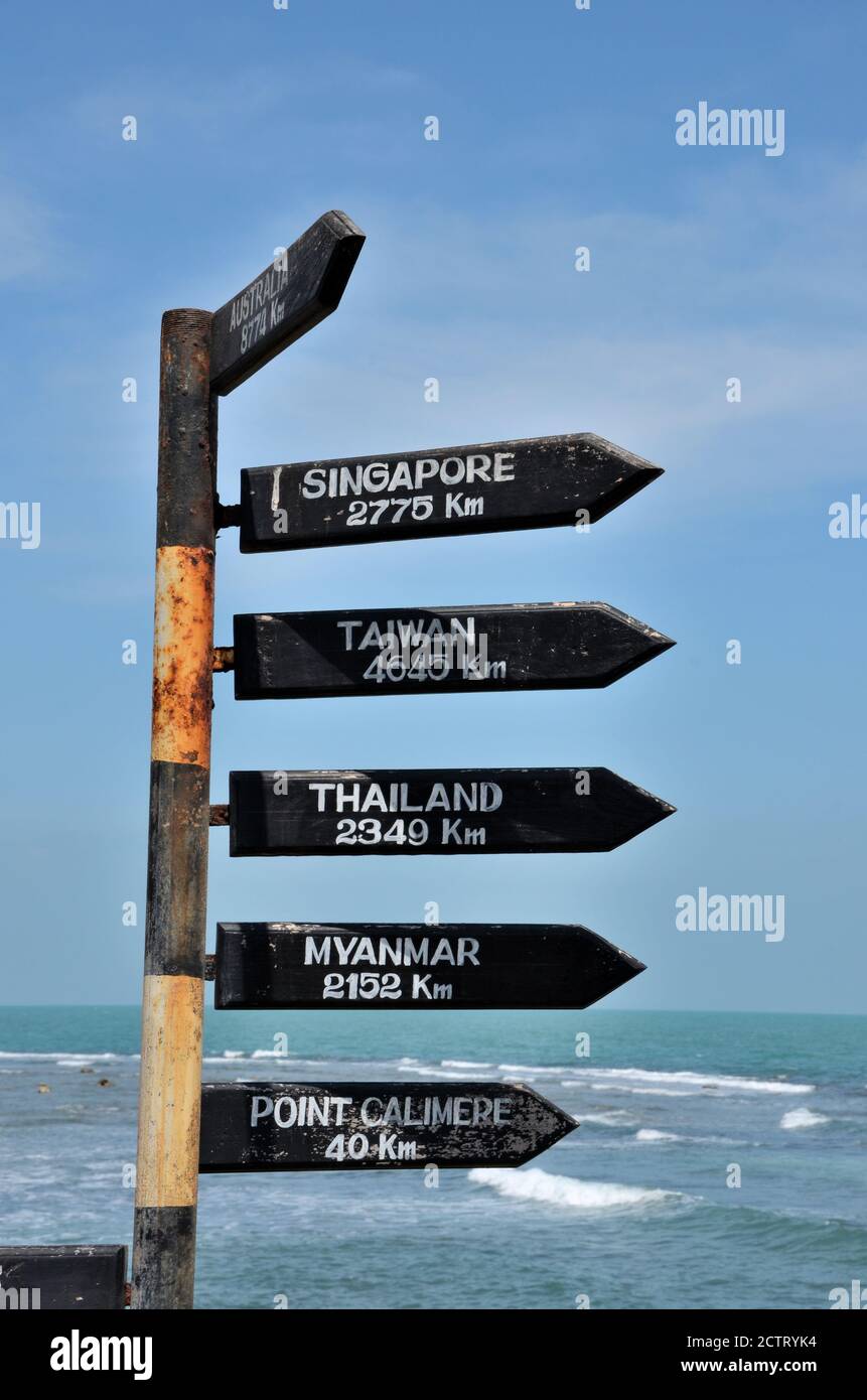 Directional distance arrows with kilometers to Australia & Singapore at ...