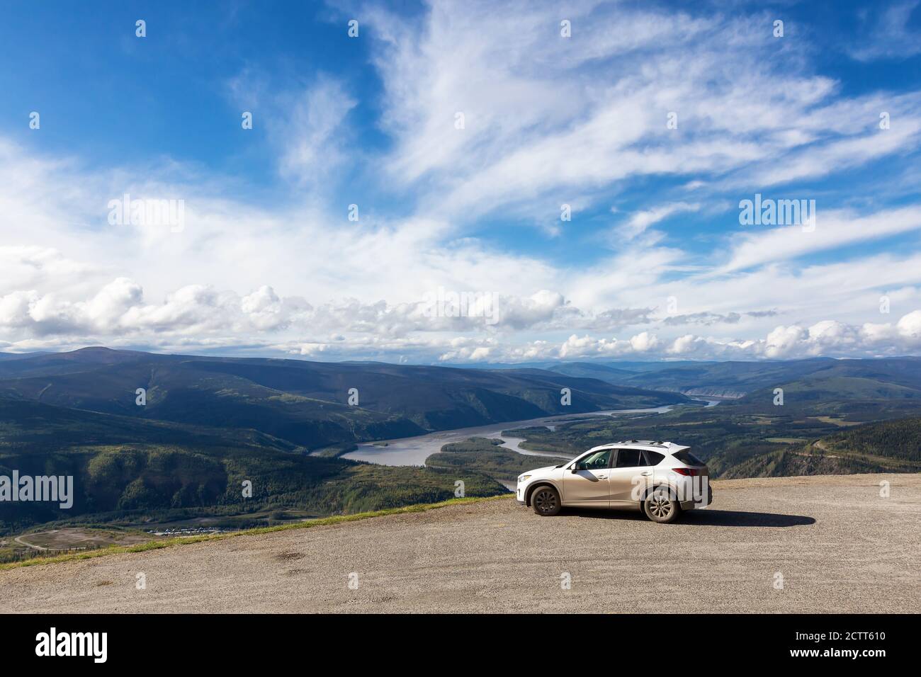 Suv car on a mountain top hi-res stock photography and images - Alamy