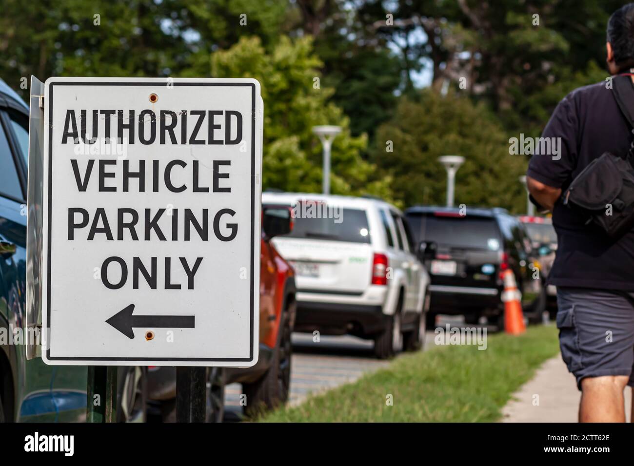 Walking man traffic sign hi-res stock photography and images - Alamy