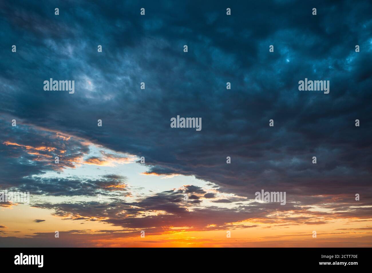 Full sky sunset hi-res stock photography and images - Alamy